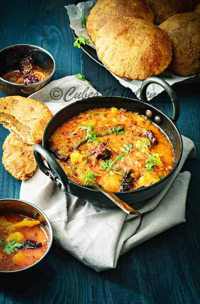 Dubki Wale Aloo ki Sabzi Recipe - Cubes N Juliennes